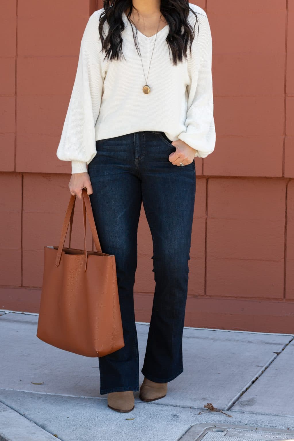 7 Outfits With Bootcut Jeans for Winter That You Can Try
